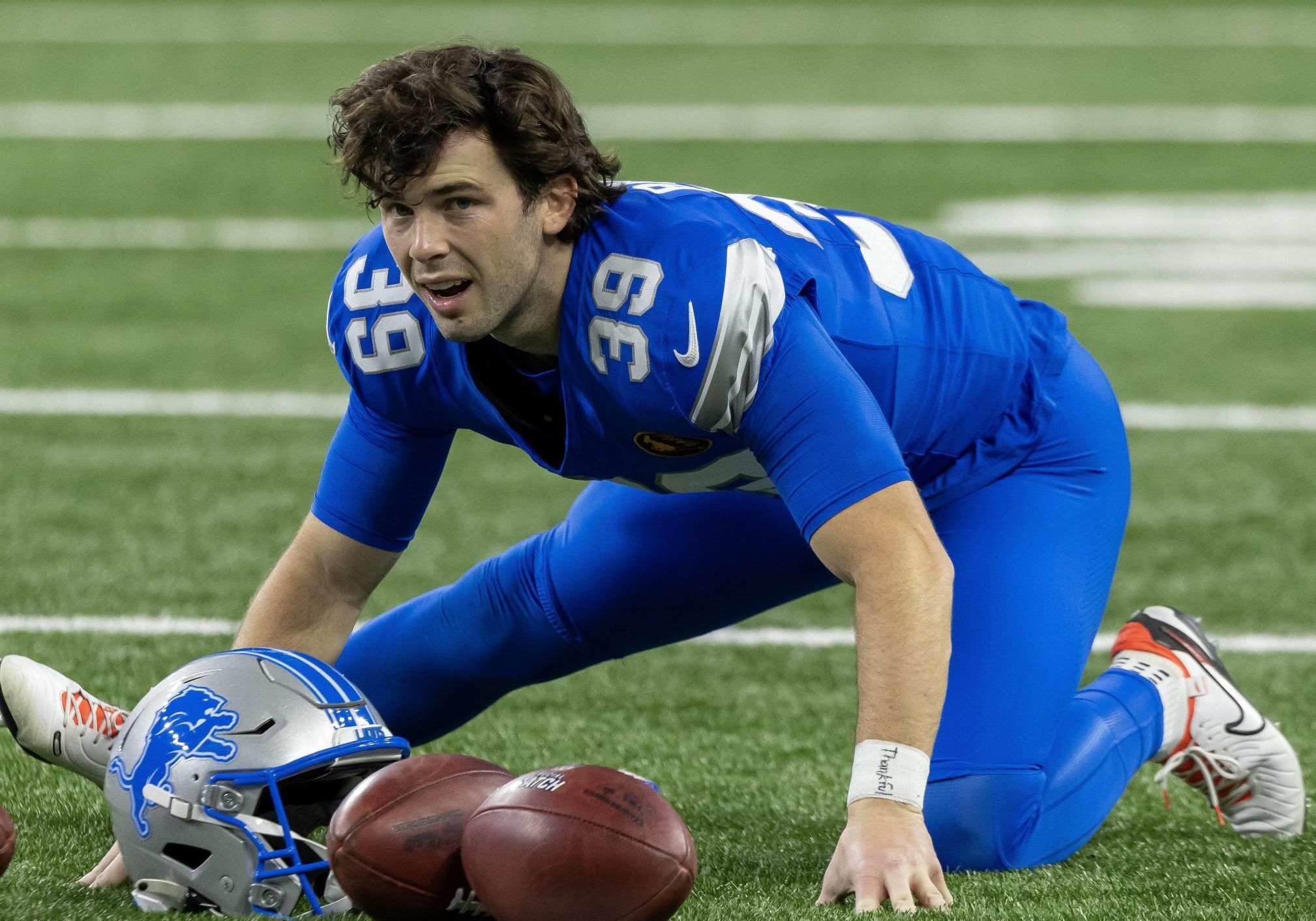 Lions kicker Jake Bates has a sensual sideline stretching routine ...